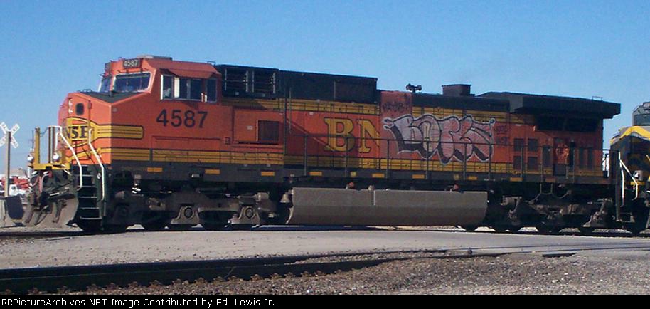 BNSF 4587